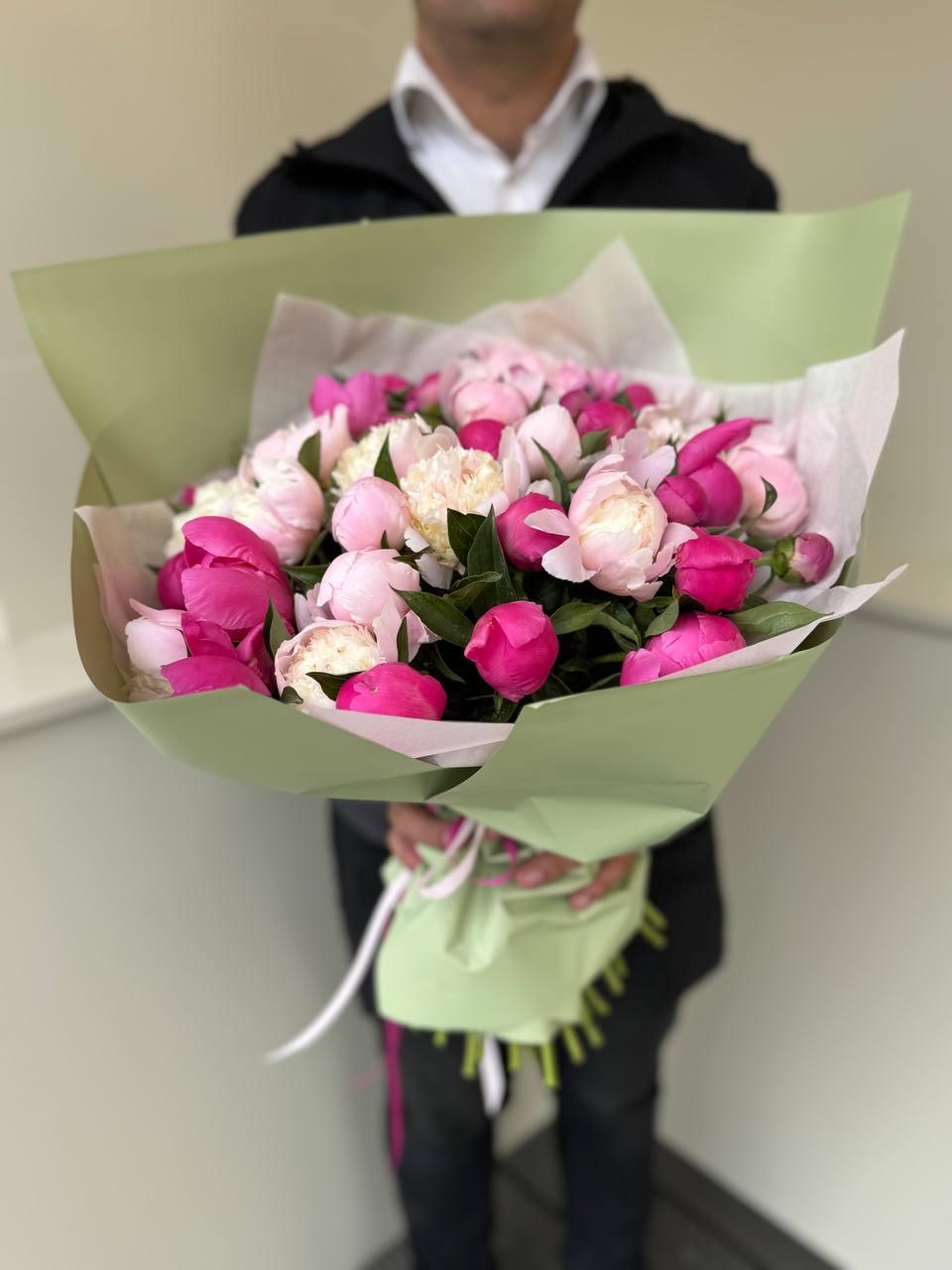 Buchet din Bujori Roz-Roz Pal în Hârtie Naturală