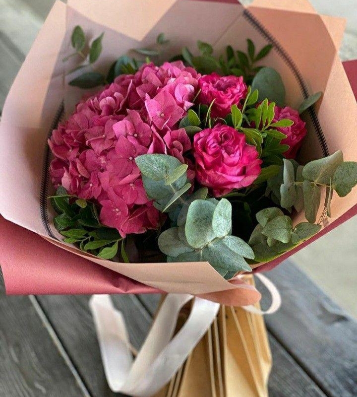 Bouquet with Hydrangea and Roses