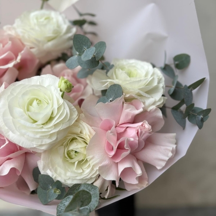 Buchet cu Trandafiri Francezi Roz si Ranunculus