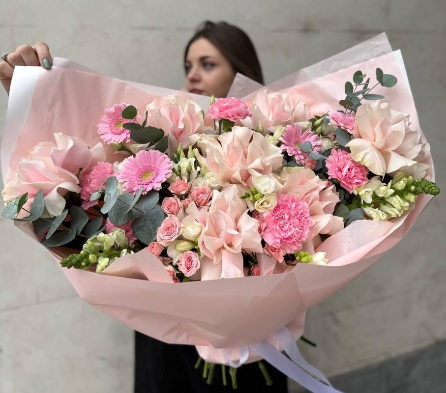 Buchet Roz Pudrat cu Trandafiri, Crizanteme si Garoafe