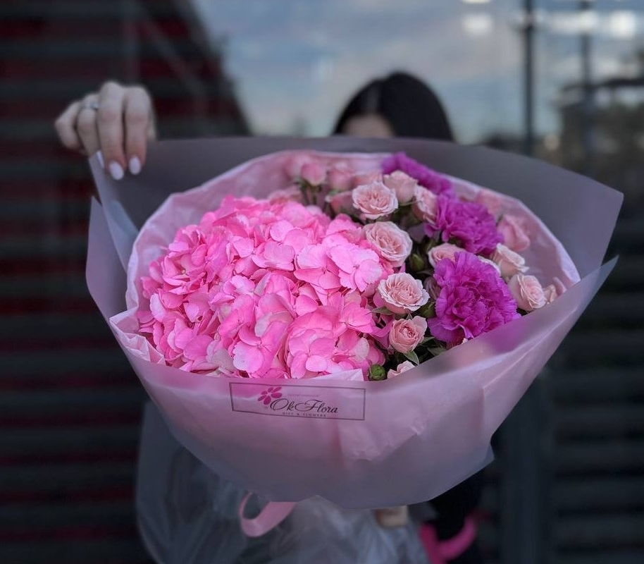 Buchet Roz cu Hortensie, Trandafiri si Dianthus